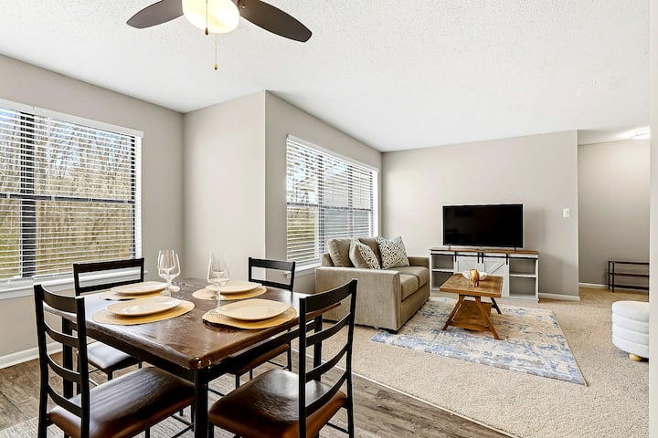 2 Bed! 1.5 Bath! 10 From Airport! Fast Wifi! Cozy! - Cary, NC