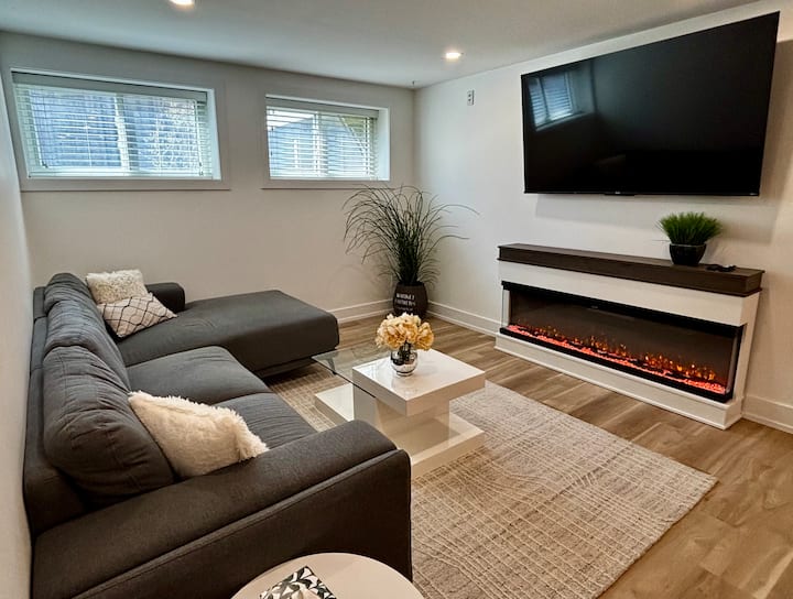 Cozy 2br Whitby Suite | 2 Queens + Parking - Oshawa