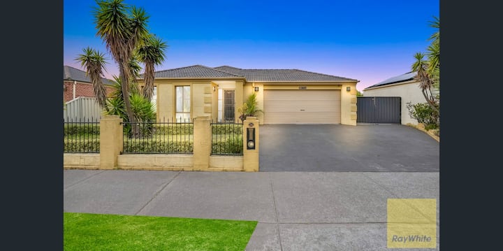 Riverside Retreat With Swans In Caroline Springs - Melton