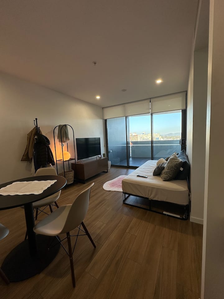 Comfortable Room & Private Bath Near Train Station - 