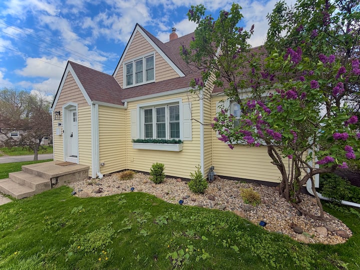 Charming Stay In Downtown Cedar Falls - Cedar Falls, IA