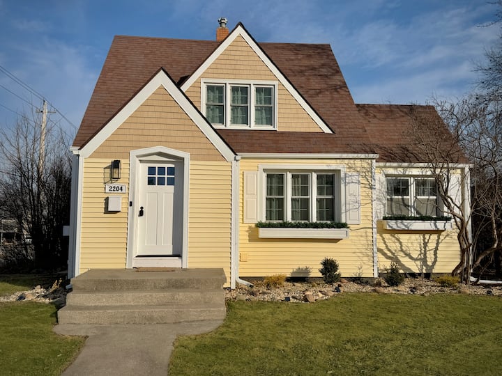 Charming Mid-century Stay In Downtown Cedar Falls - Cedar Falls, IA