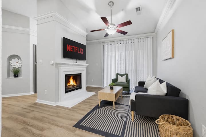 Elevated 1br Apartment | Balcony, Pool & Gym - Plano