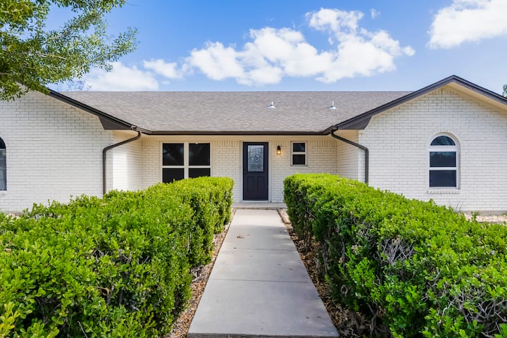 5br Pool Retreat | Near Golf Course - Killeen, TX