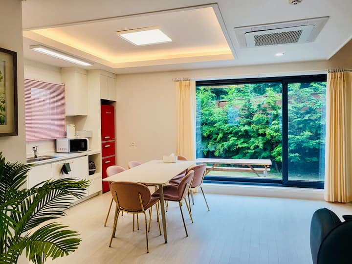 오픈특가 New-open !제주공항25분! 유럽풍독채.신축.제주여행.애월.골프여행.바베큐 - Jeju-si