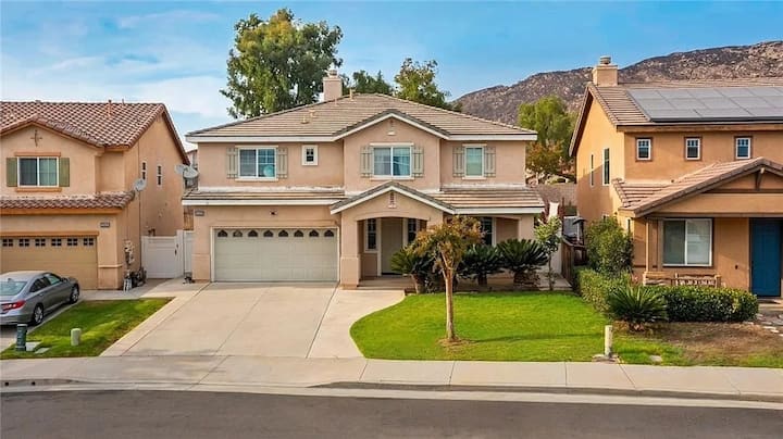 Sunny Socal Retreat - 5br Home In Moreno Valley - Moreno Valley, CA