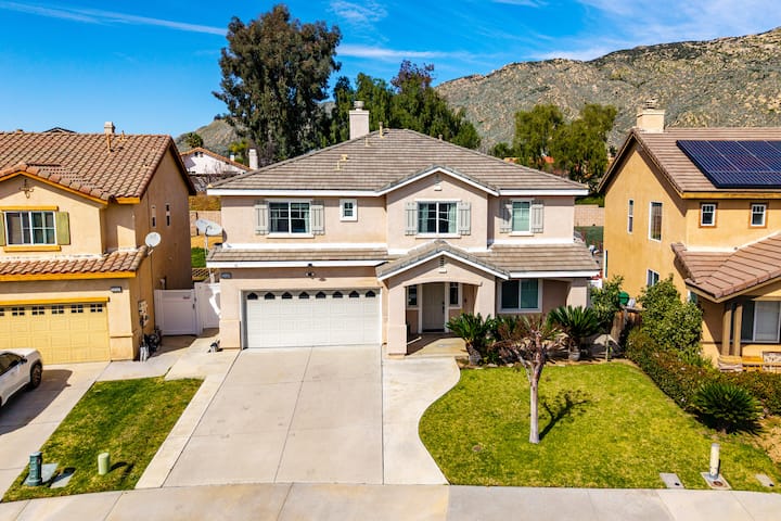 Sunny Socal Retreat - 5br Home In Moreno Valley - Moreno Valley, CA