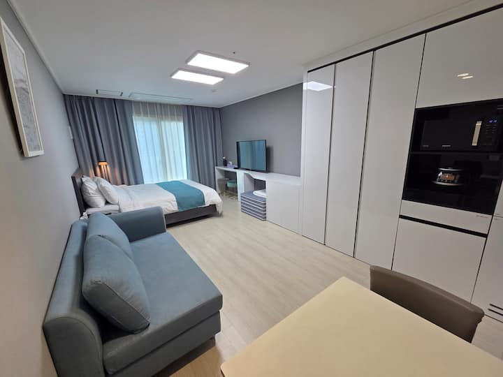 여수 베이원파크416
침대에서 보는 해변 오션뷰ㆍ깨끗향긋한 숙소 - Yeosu