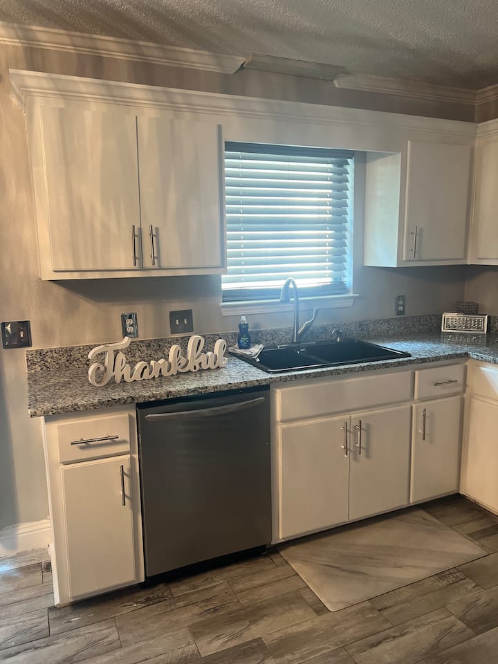 Centrally Located 3 Bed W/office - Pensacola, FL