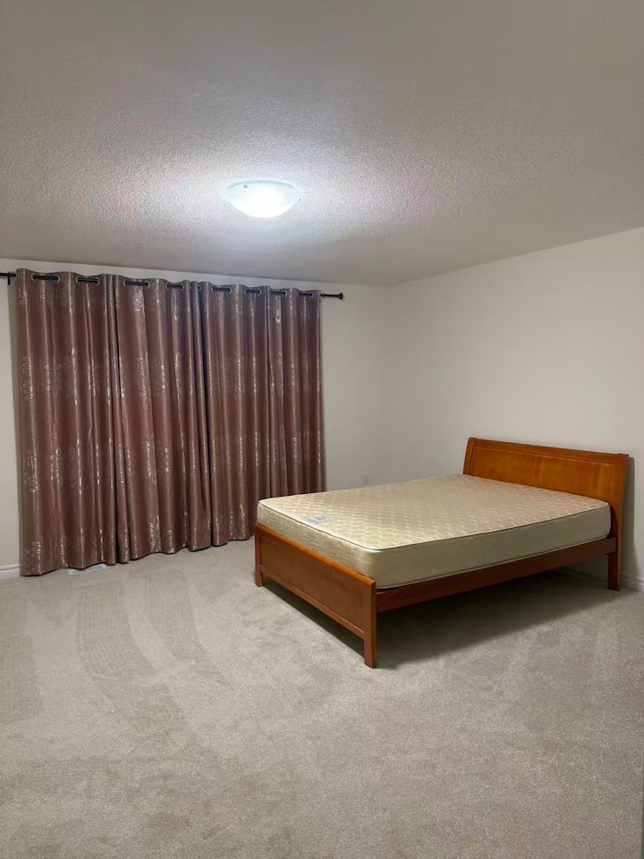 Spacious Masterbedroom With Private Bathroom - Oshawa