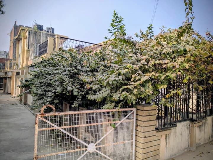 It's A 8000 Sqft Bungalow, Surrounded By Greenery - Gorakhpur