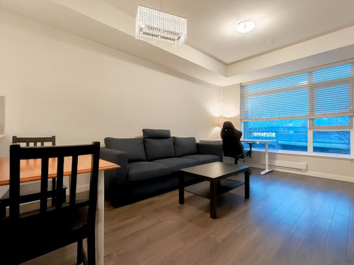 Royal Oak 2 Bdr Condo Near Kingsway & Metrotown - バーナビー
