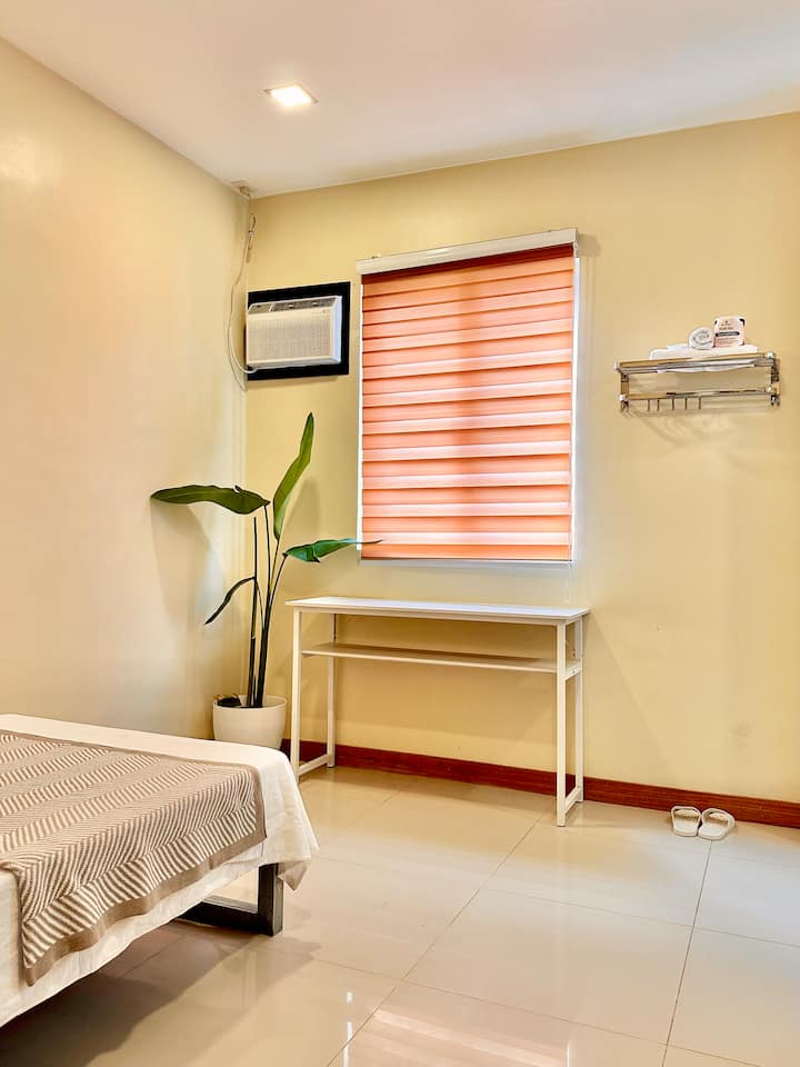 Cozy Waterfront Gem: Private Dock & Sunset Views - Coron