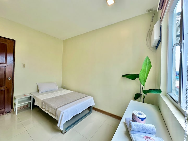 Cozy Waterfront Gem: Private Dock & Sunset Views - Coron