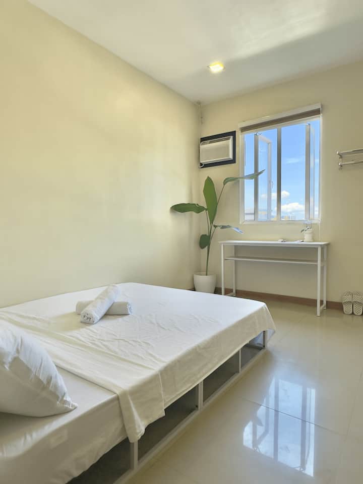 Cozy Waterfront Gem: Private Dock & Sunset Views - Coron