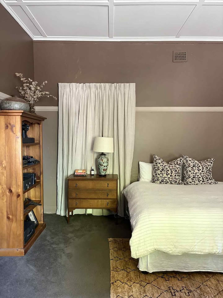 The  Bunkhouse At The Iconic Tenterfield Lodge. - Tenterfield