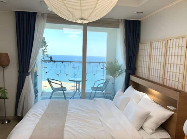 에메랄드 바다 전망 감성숙소 오션뷰/등대해변/영랑호/포차거리/최대4인 - Gangwon-do