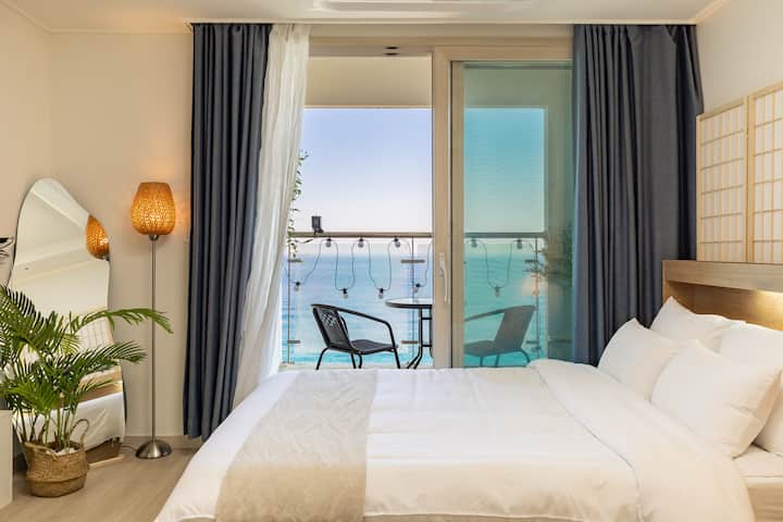 에메랄드 바다 전망 감성숙소 오션뷰/속초맛집투어/성시경맛집/포차거리/최대3인 - South Korea