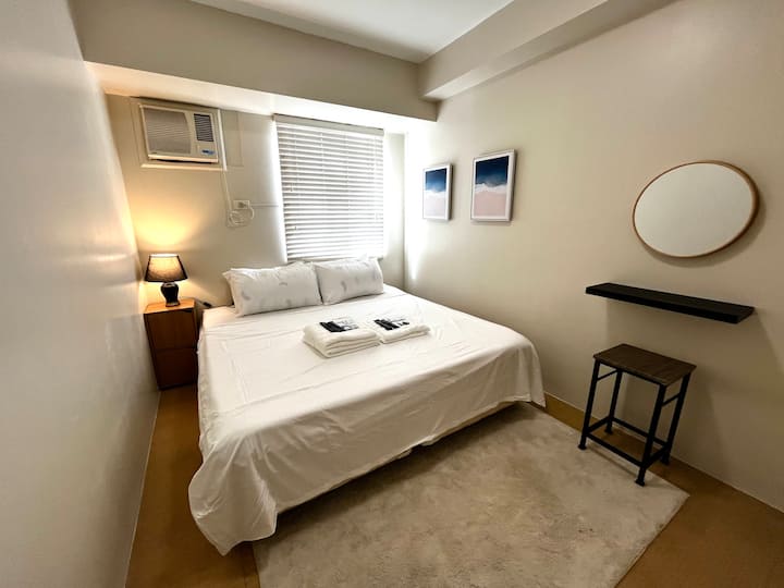 2nd Floor | King Size Bed | Pool View | It Park - Cebu City