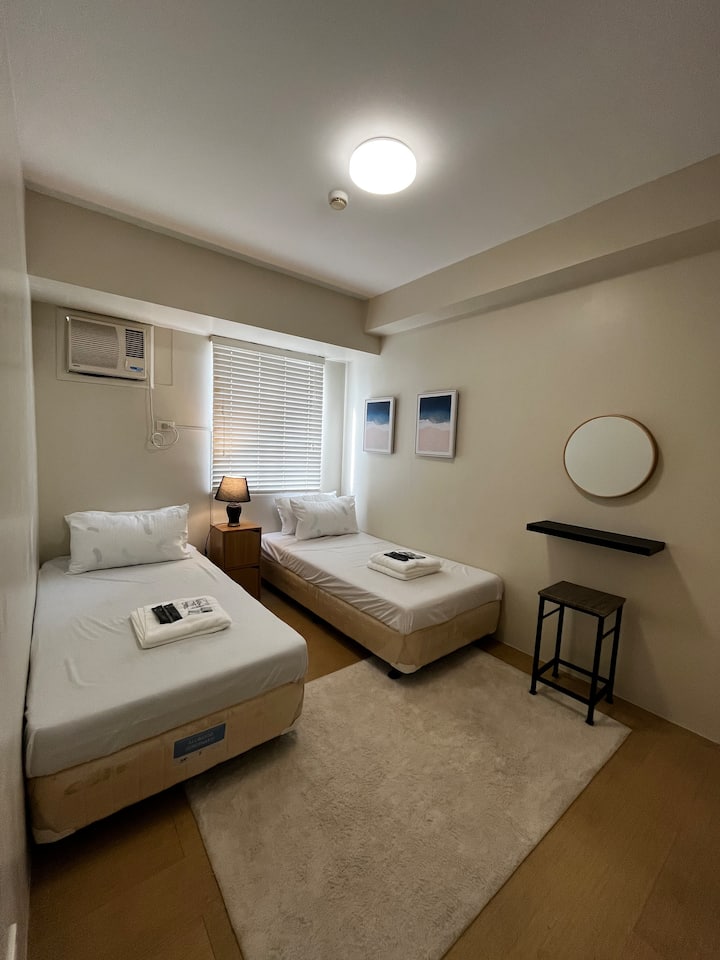 2nd Floor | King Size Bed | Pool View | It Park - Cebu