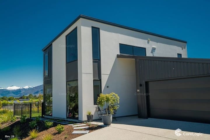 Modern Wanaka Retreat • New To Market! - Wanaka