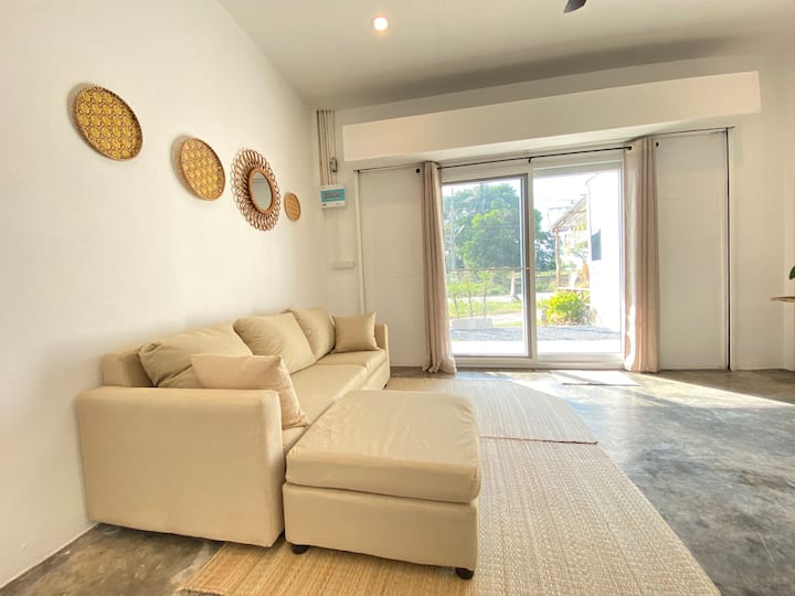 Opposite To Beautiful Beach - Changwat Krabi