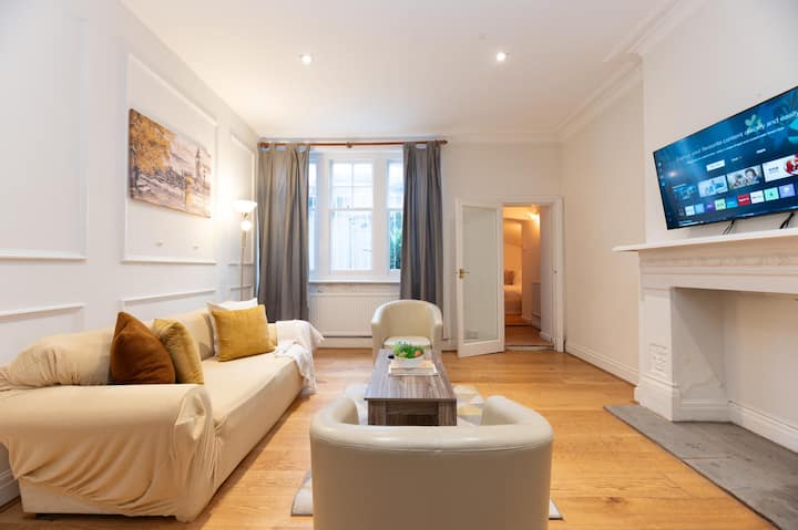 Two Bedroom Flat - Next To West Kensington Station - London