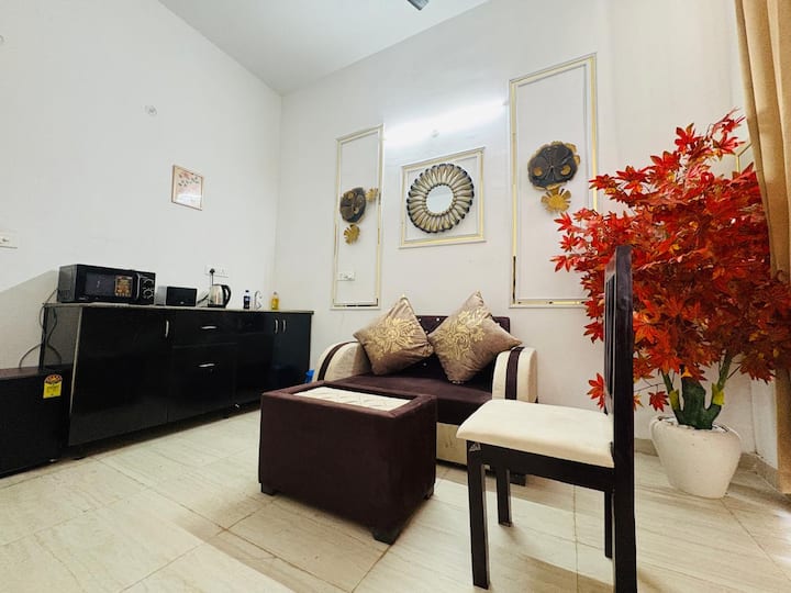 Luxurious 1bhk Apartment City View With Lockwoodzz - Noida