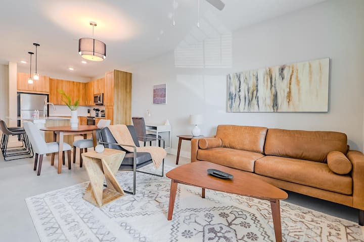 Landing | Chic 1bd, Clubhouse, Pool - Palm Bay