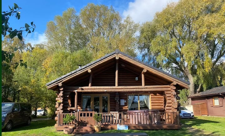 Log Cabin Retreat | Hot Tub, Parking & Garden - Woodhall Spa
