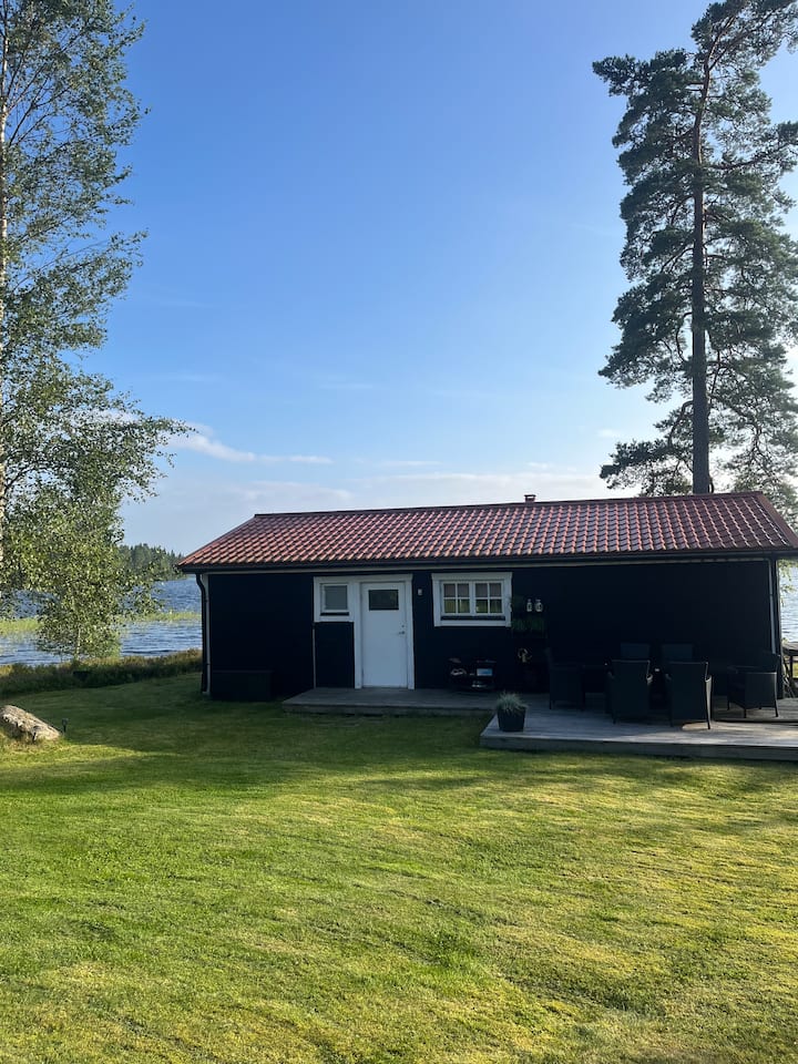 Sommarstuga Med Sjöläge Och Egen Strand - Zweden