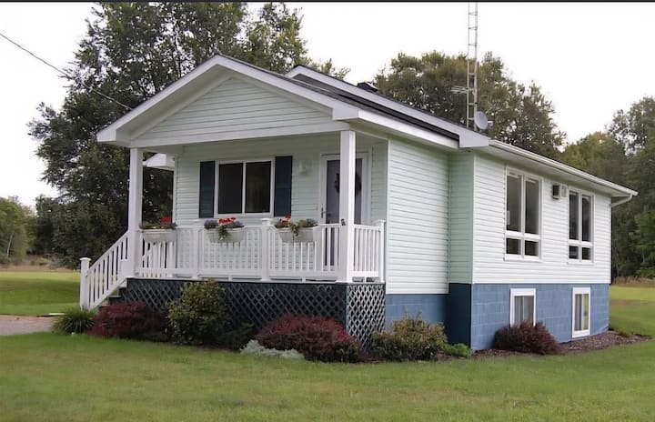 Happiness Hideaway On Burt Lake- Pet Friendly - Indian River, MI