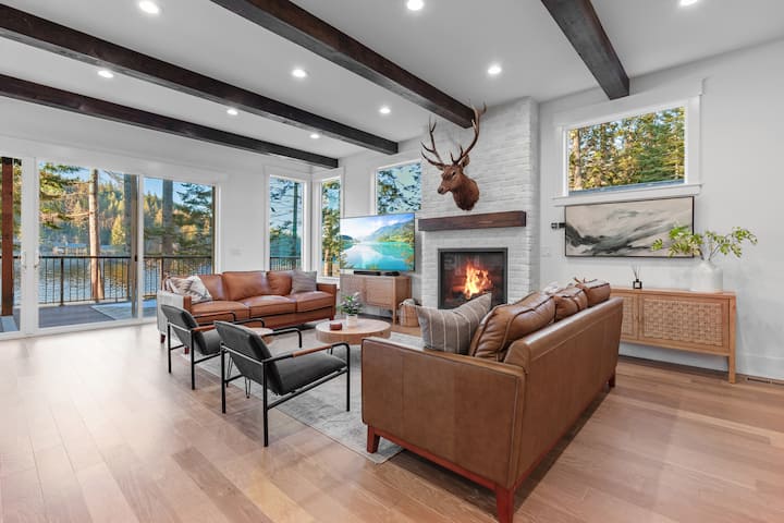 Beautiful New Lakefront Coeur D'alene Luxury Home - Coeur d'Alene, ID