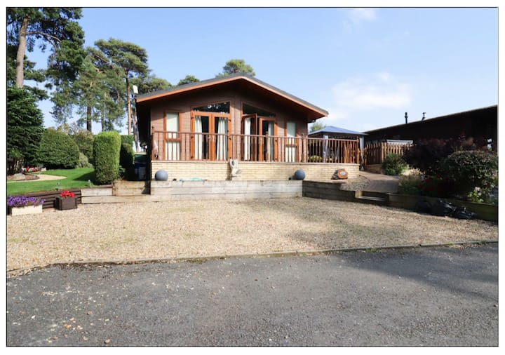 Lakeside Retreat - Northampton, UK