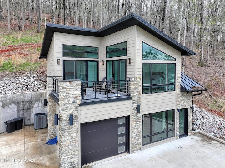 The Lazy Lake Lodge - LaFollette, TN