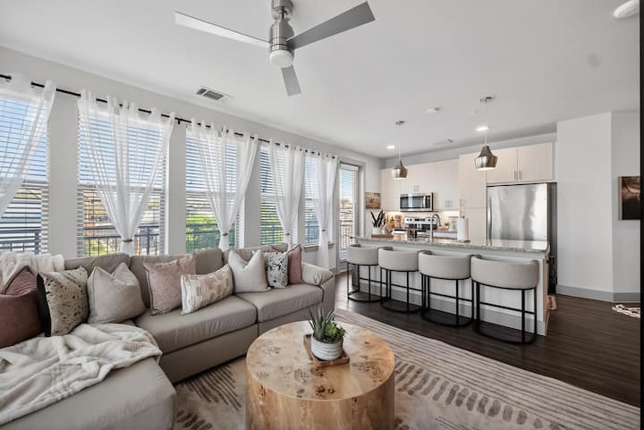 Elevated 2br Designer Loft| Patio, Pool, Gym, Pets - Dallas, TX