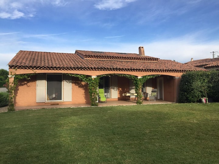 A Charming Villa With Shared Pool - Manosque