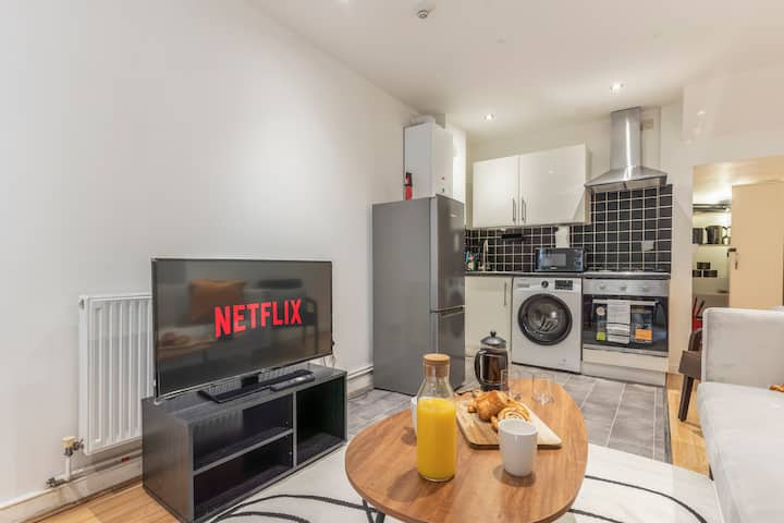 2 Bed, London, Wi-fi, Parking, Train Station 5 Min - London