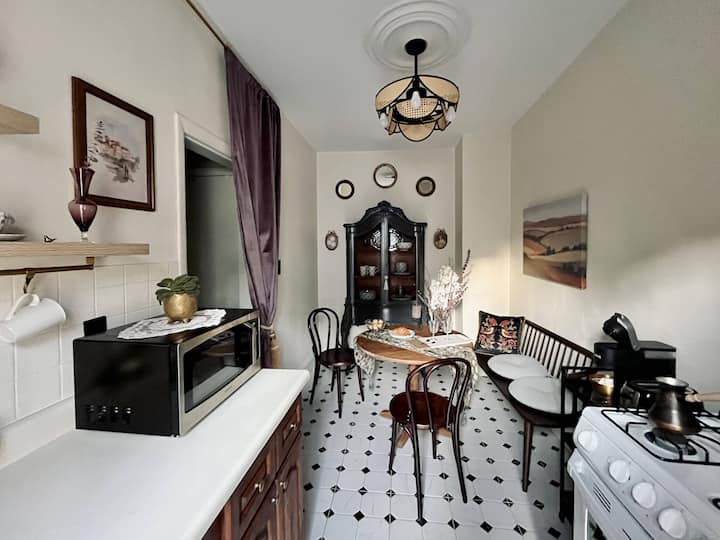 Quiet 2br In King West | Deck & Vintage Charm - Toronto