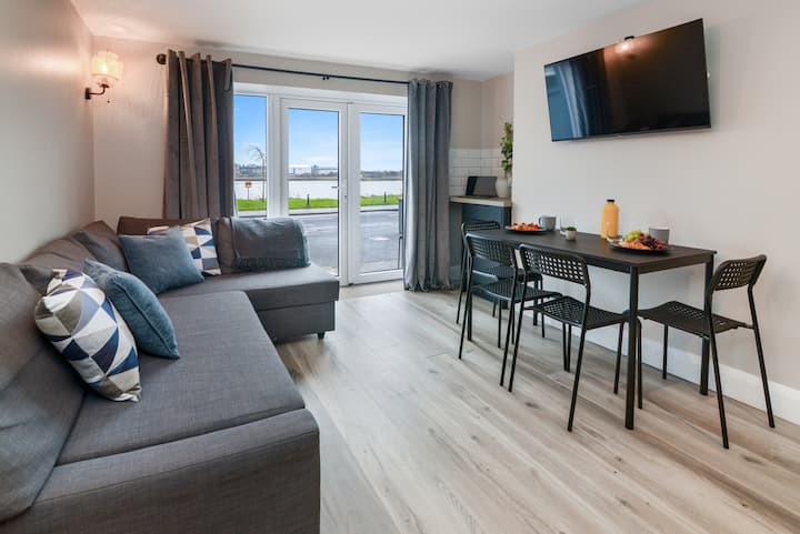 Modern Galway Apartment | Walk To City | Parking - Galway