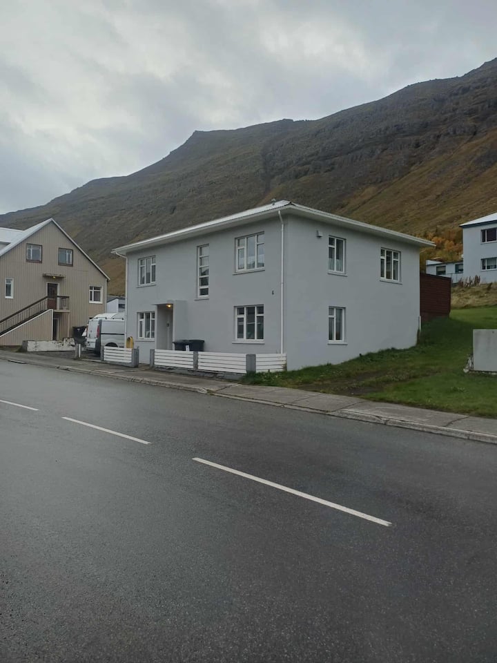 Einbýlishús í Hjarta Suðureyrar. - Greenland