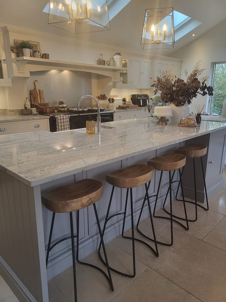 Large Country Cotswold House, Entertaining Kitchen - Stow-on-the-Wold