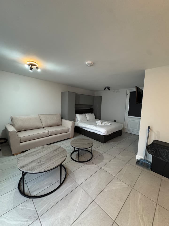 Modern Studio Flat Near Central Newport - Newport
