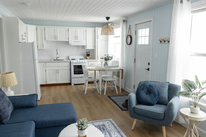 "The Sea Breeze"-charming Cottage, Peaceful Views - Prince Edward Island