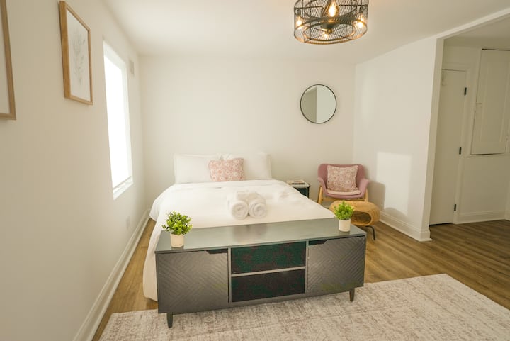 Nolibs Townhome | 3 Bdrms W/ Own Full Private Bath - Philadelphia, PA