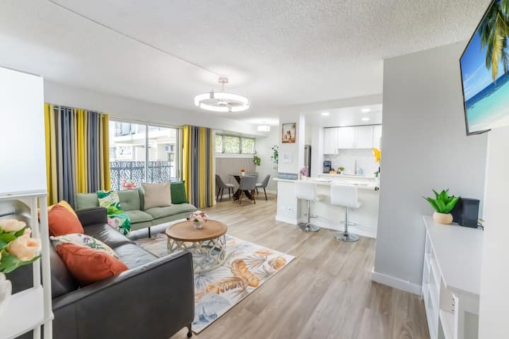 Free Parking! Waikiki Beachside 2 Bed 2 Bath Condo - Honolulu, HI