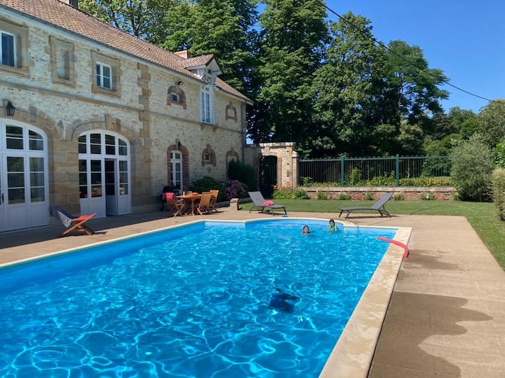 Bella Casa Tradizionale Nel Parco Di Un Castello. - Decize