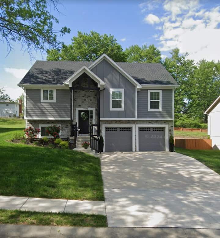 Stadium View House - Independence, MO