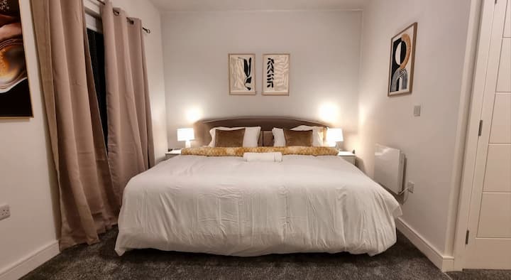 4 Bed Detached House With Free Parking On Driveway - Bolton, UK