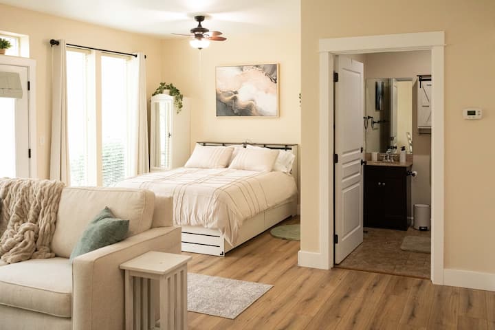 Cozy Creekside Studio Walk To Downtown - Jacksonville, OR